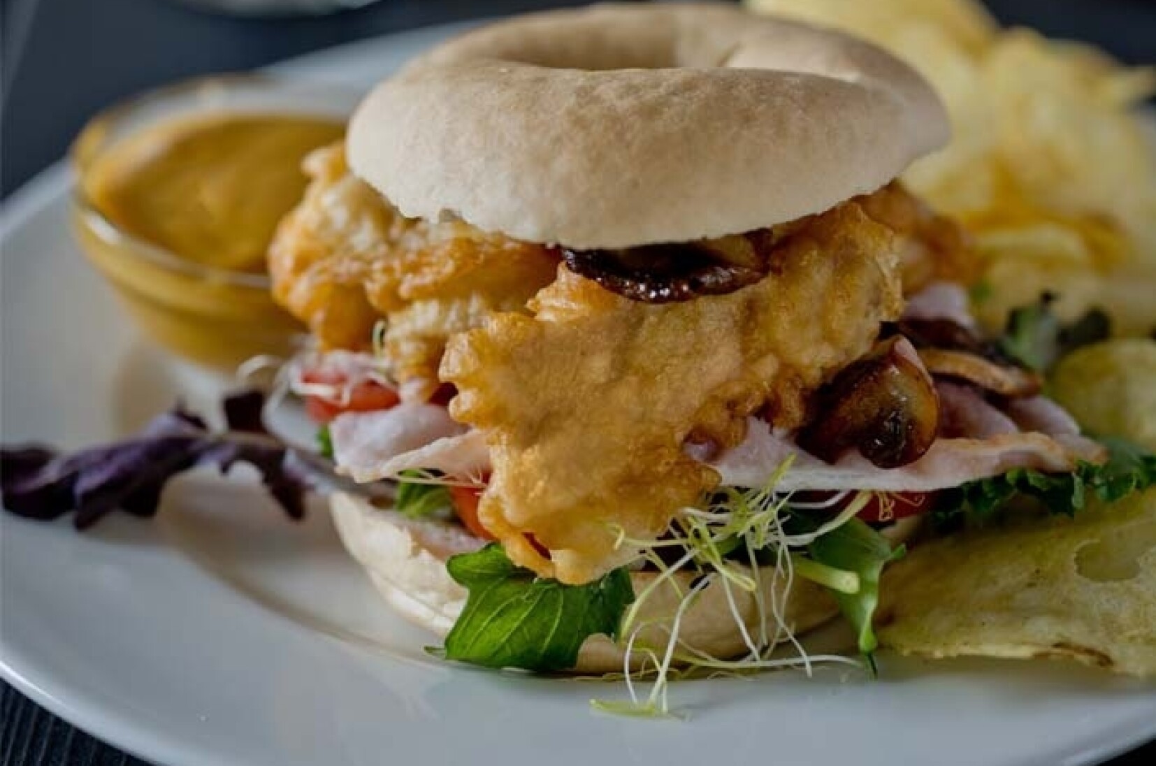 Crispy chicken bagel with curry sauce